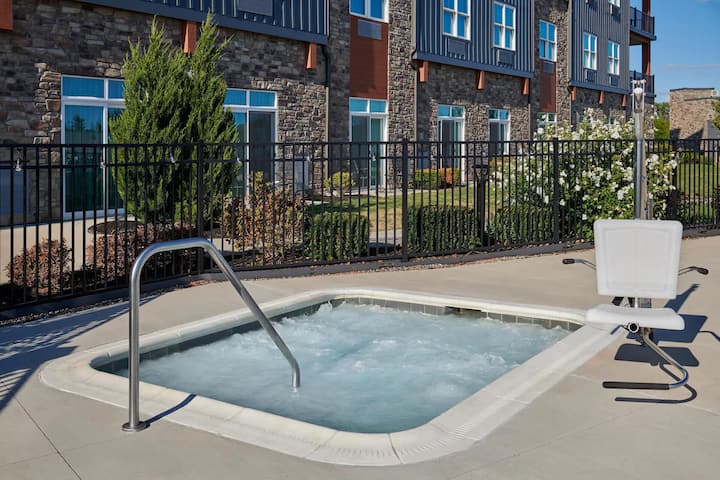 Lakeside Room + Balcony For Nature-loving Traveler - Canandaigua, NY
