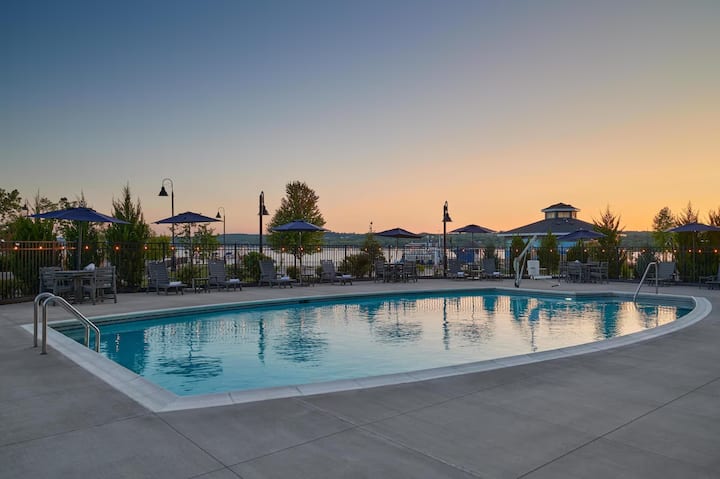 Serene Lakeside Haven With Pool And Hot Tub - Canandaigua, NY