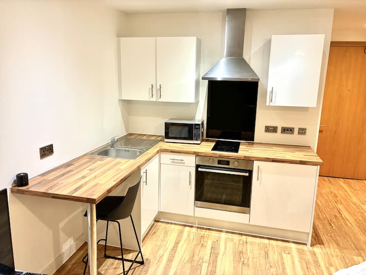 Peaceful Water View Ensuite In Heart Of Trafford - Manchester