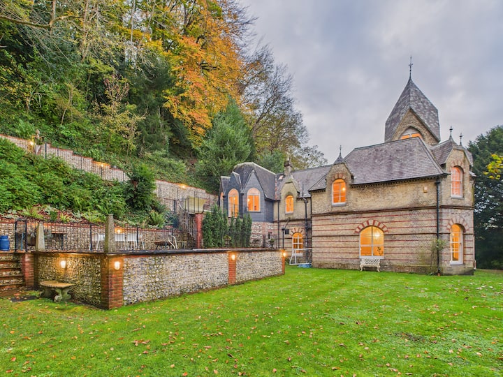 Historic Castle With Heated Pool - Brighton and Hove