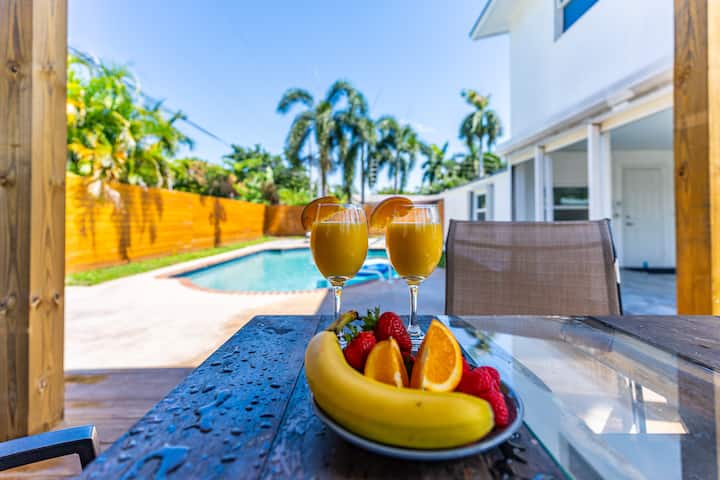 Chic Pompano Getaway - Pool, Beach & Pickleball - Pompano Beach, FL