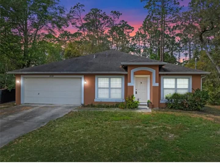 Lovely Home In Quiet Neighborhood. Sleeps 8. - DeLand, FL