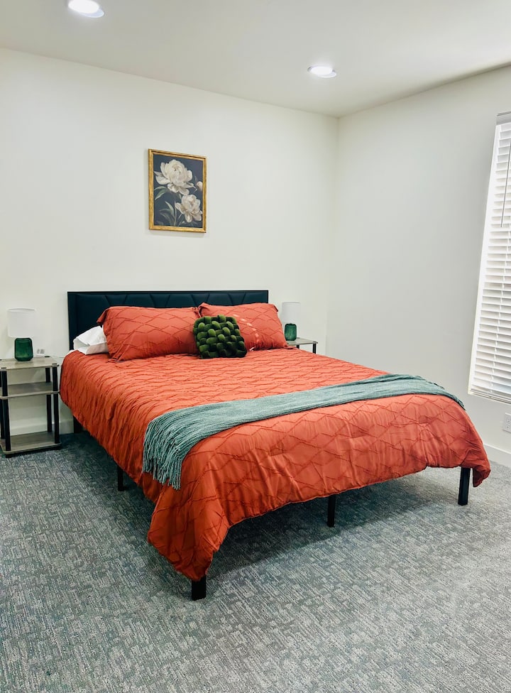 New Spacious Modern Glam House Minutes To Downtown - Houses for Rent in ...