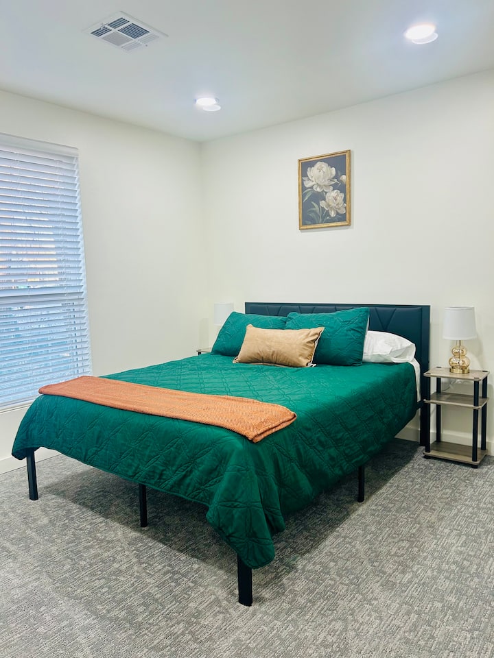 New Spacious Modern Glam House Minutes To Downtown - Houses for Rent in ...