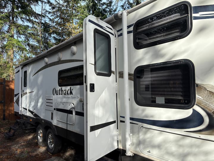 Cozy 33 Ft Rv - Courtenay, BC, Canada
