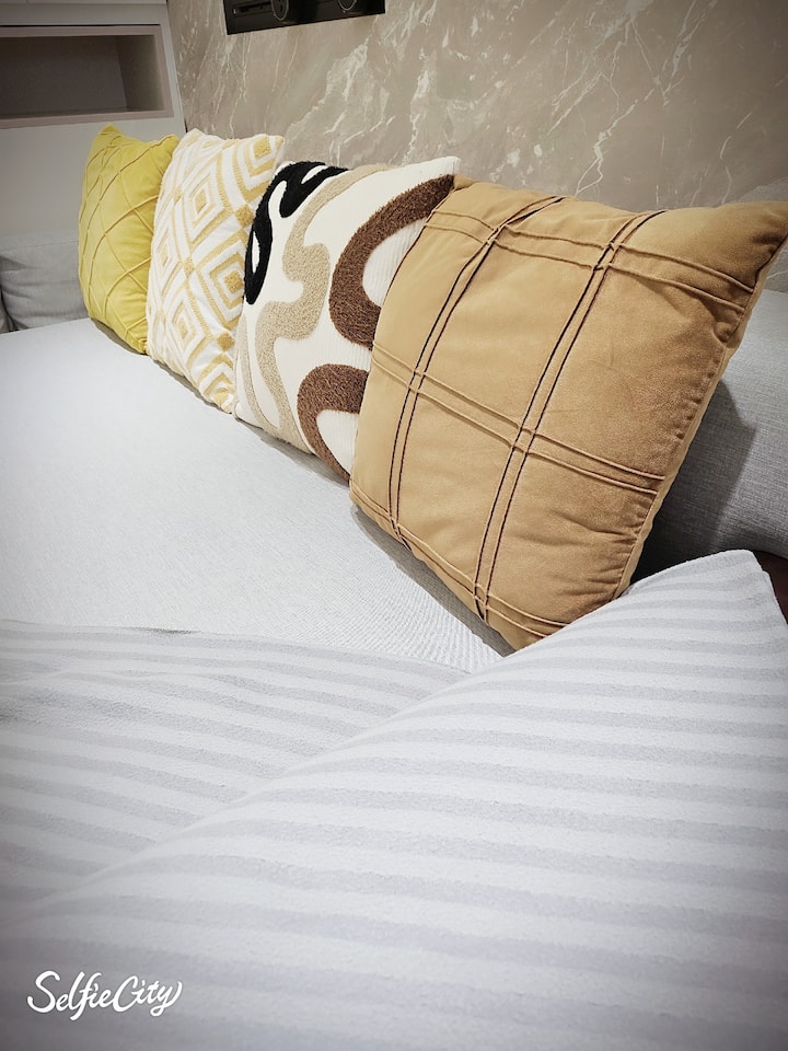 {長安居}
•輕軌/家具設備新穎/環境舒適
•入住位處中心地段卻安靜的房源，讓自己的旅程輕鬆無負擔 - Kaohsiung City