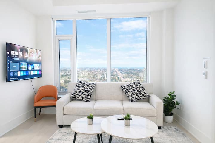 Yorkville Skycrest Penthouse | King Bed | Gym+pool - Toronto