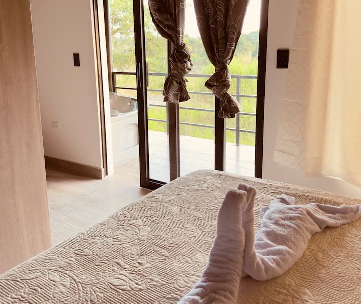 Amazon Glow -Aire-acondi-jacuzzipriv-garage - Pastaza