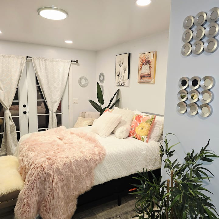 Chic Tiny Home Designed 4-a Princess W View Views - Hayward, CA