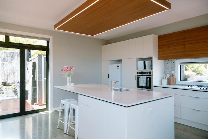 Sunny & Modern Nelson Retreat W/ Designer Kitchen - Richmond