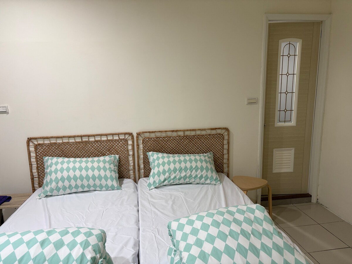 Banqiao Fuzhong Station near Nanya Night Market 4th floor no elevator 2 ...