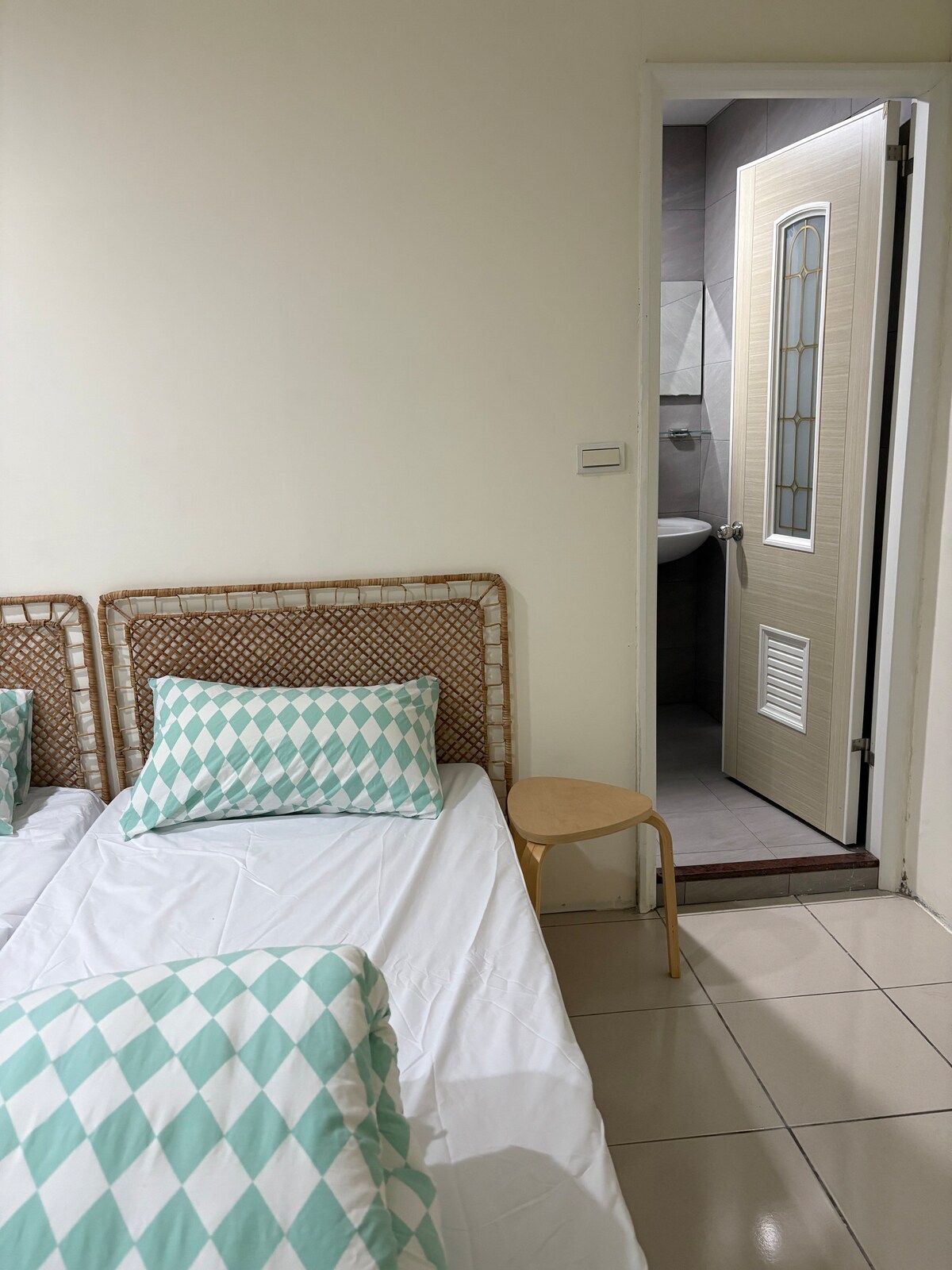 Banqiao Fuzhong Station near Nanya Night Market 4th floor no elevator 2 ...