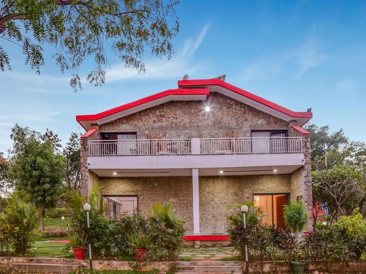 6bhk Luxury Farm With Pool, Garden & Party Vibes -