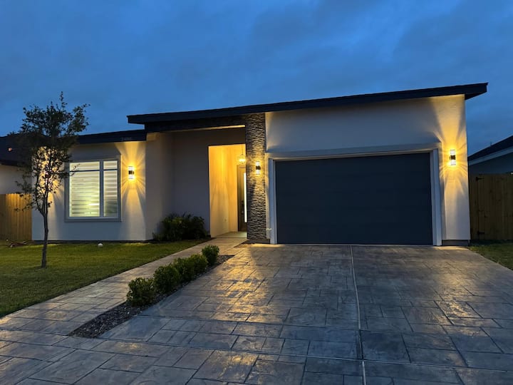 Luxury Edinburg Home! 
3 B, 3 1/2 Bath & Sofa Bed. - Edinburg, TX