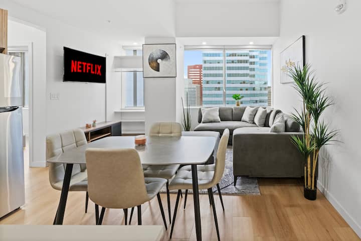 Luxury Dt High-rise | King Bed + City Views - Edmonton