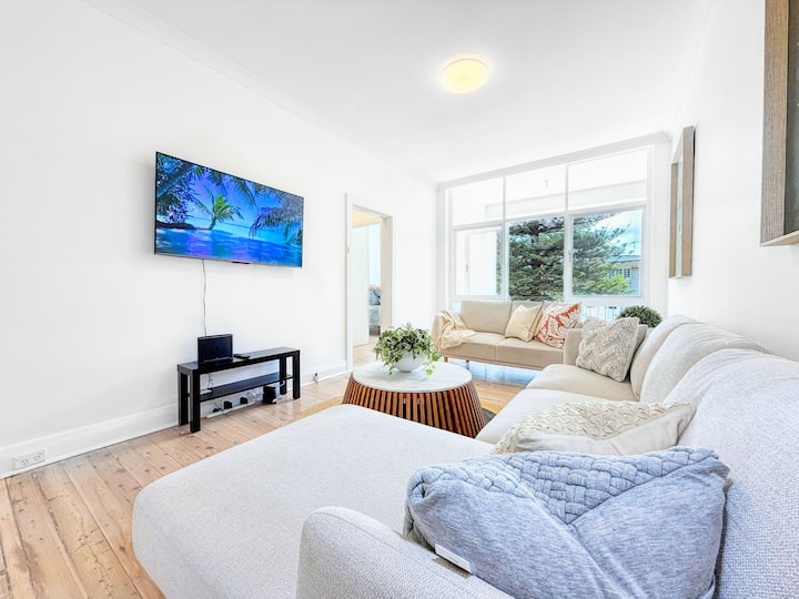 Hidden Bondi's Gem: 3-br House With Parking - Randwick