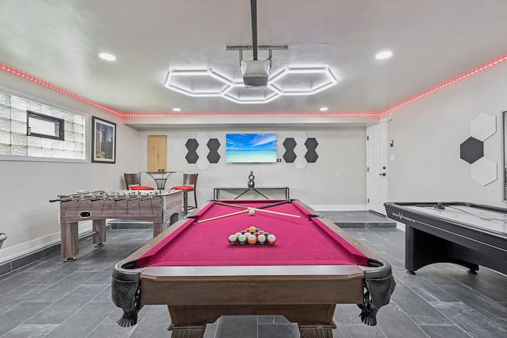 Ultimate Luxury Retreat | Game Room & Near Airport - Des Plaines, IL