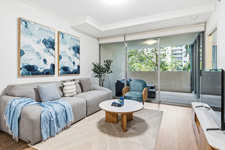 Modern Luxe | Urban Comfort In Central Green Heart - 