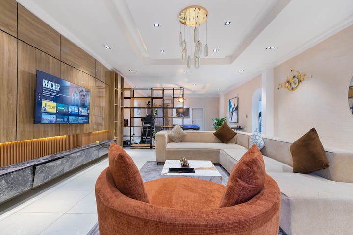 3bed In Lekki Phase 1 | 24/7 Power, Pool, Mini-gym - Lagos
