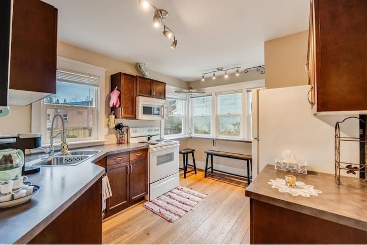 Holly’s House: Private Room Rentals, Self Check-in - Castlegar