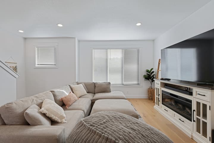 Clean & Cozy 3br Stay Near Downtown Slc & Airport - Salt Lake City, UT
