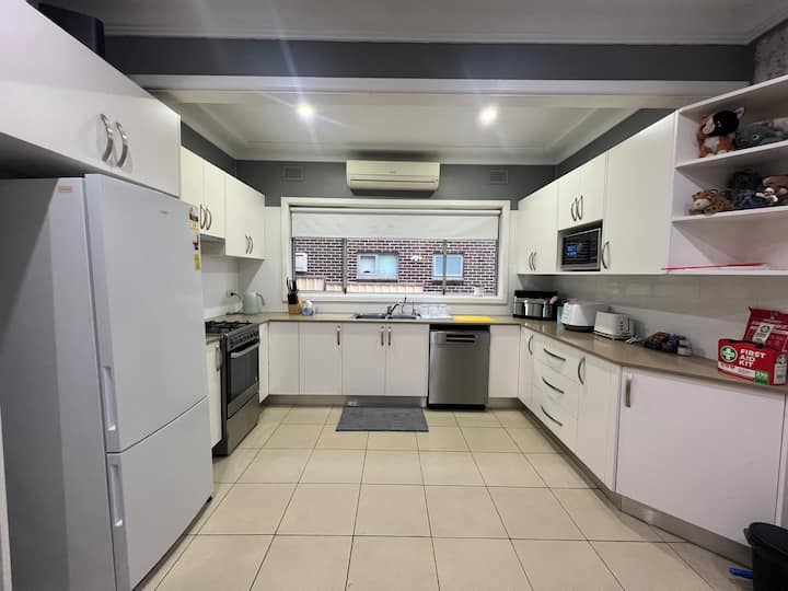 Bright 3br • Private Entry • Parking • Ac Rooms - Parramatta