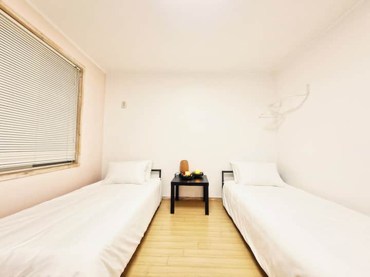 [스테이노랑]2층독채,침실2,현충로역4분,앞산전망대,이월드,안지랑곱창골목,앞산카페거리인근 - Daegu