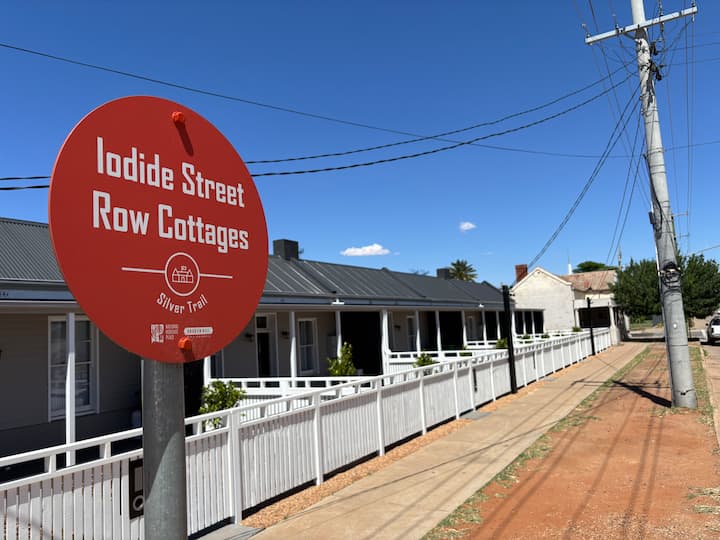 Twin Queen Room Prestige Cbd Town House - Broken Hill