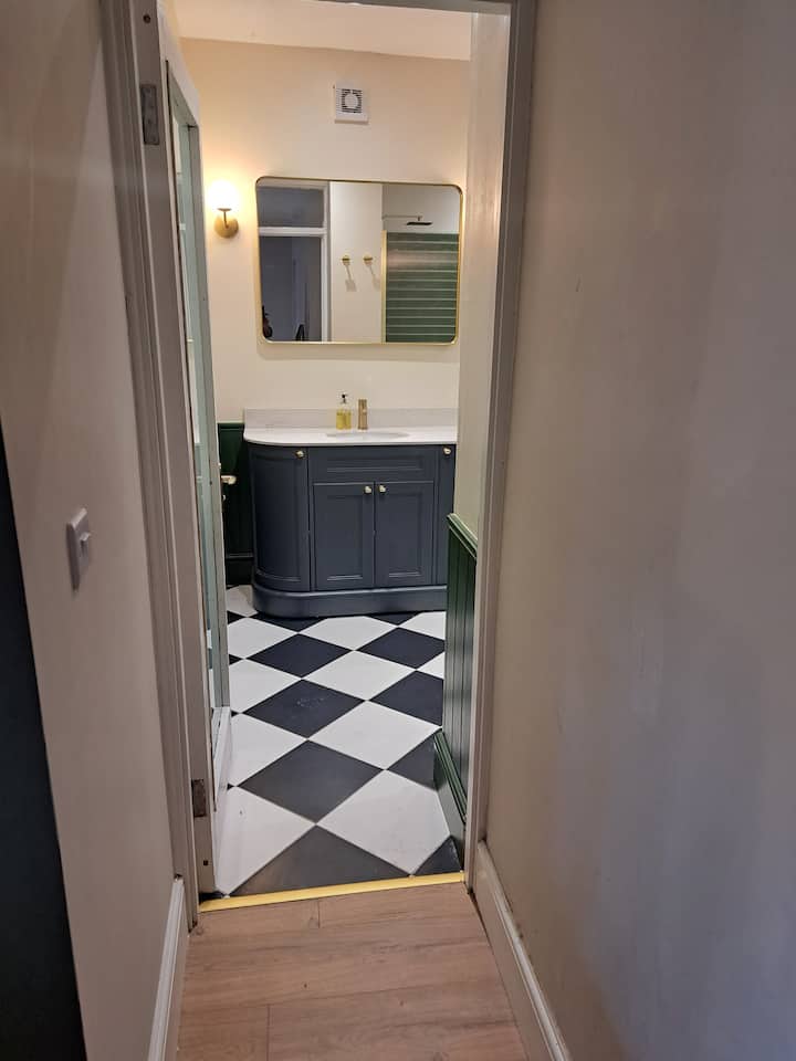 Two Bedroom Property By The Sea - 던리어리