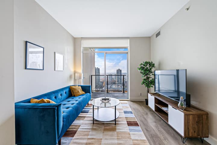 Sky-high Living: Modern 1-br Apartment - Burnaby