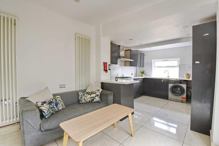 Elegant 5br Home | Guests 10 | Parking | Wifi - Bristol