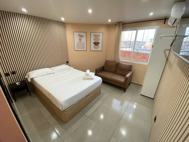 1 Apartamento Nuevo Con Cocina. Frente Al Metro - Esplugues de Llobregat