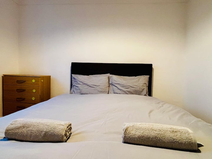 Modern Peaceful Room In Seven Kings, Ilford - Ilford