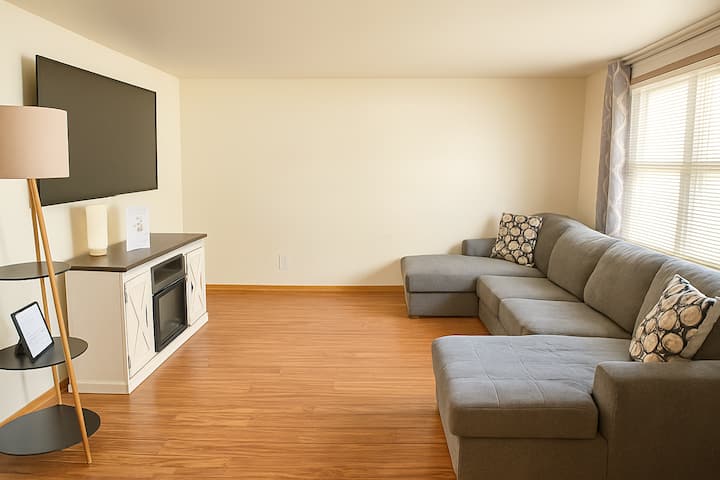 1 Mile To Lambeau - 2 King - 1 Queen - 1.5 Bath - Green Bay, WI