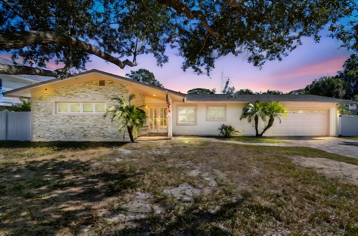 Island Retreat W/ Hot Tub, Cold Plunge + Game Room - Palm Harbor, FL