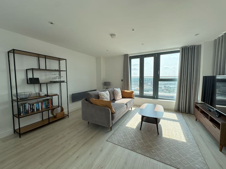 Beautiful 2 Bedroom With Stunning Waterfront Views - Ipswich