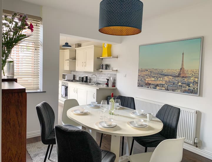 The Kensington – Quaint Victorian Home + Parking - York