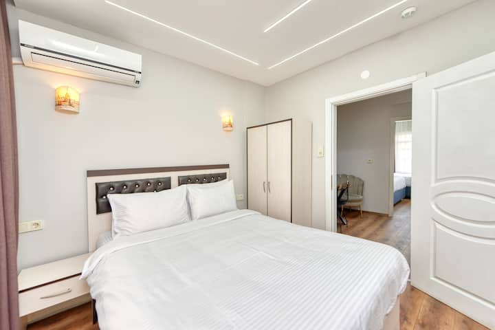 2 Apartments & 2 Bathrooms For 10 People - İstanbul