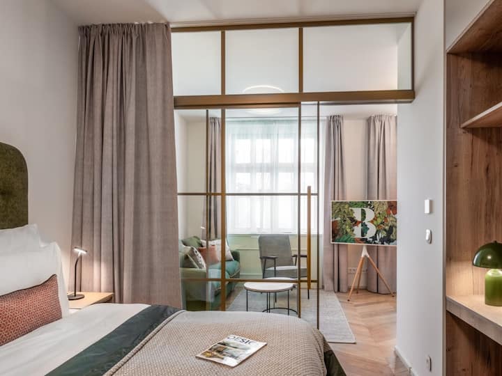 Stylish Designer Stay Steps From Old Town Square - Praga