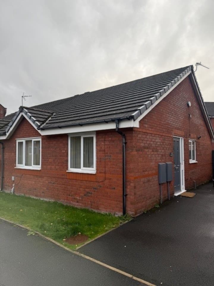 New Decor Bungalow In Quiet Cul-de-sac Location - Bolton