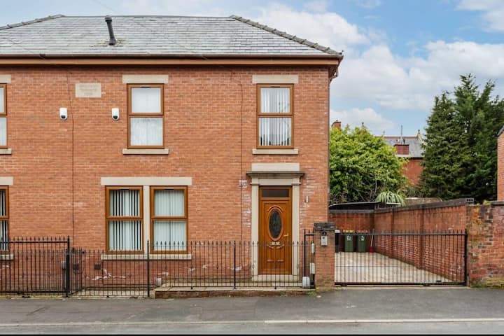 Albert Stays - 5 Bed Sleeps 11 - Free Parking M55 - Preston