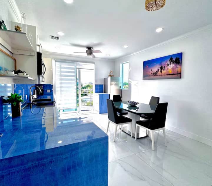 Azure Escape In Lauderdale By The Sea - Pompano Beach, FL