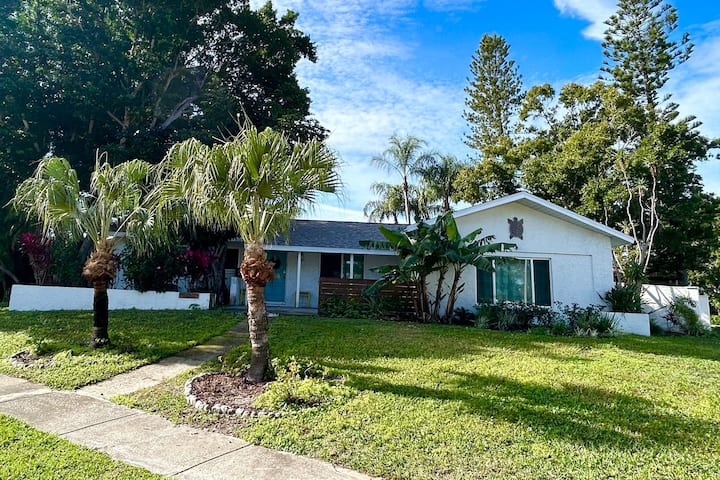 Shore Acres House Safe Yet Central & On Water - St. Petersburg, FL
