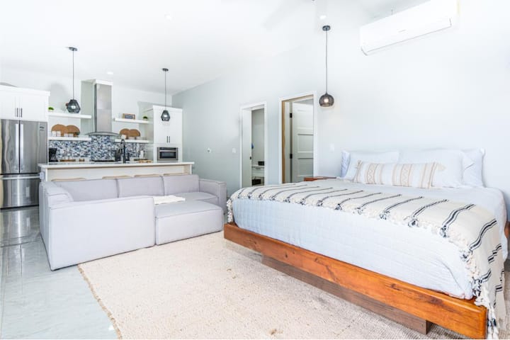 New Oceanfront King Studio, Private Plunge Pool - Honduras