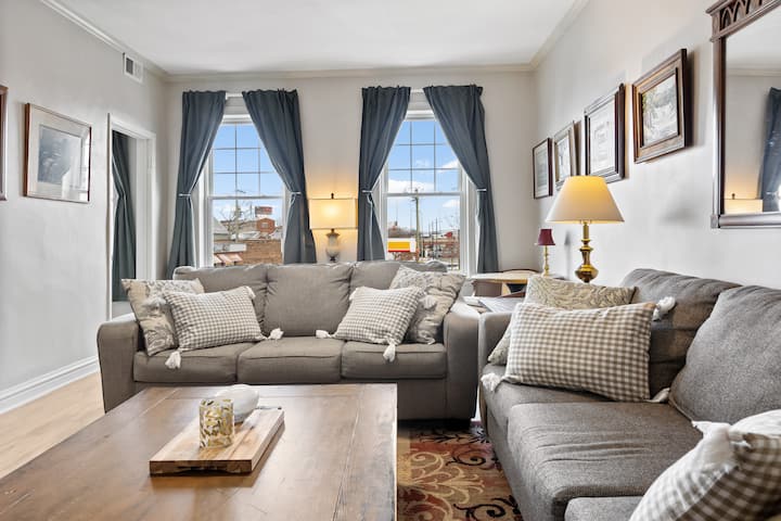 Belmont Sleep Stop & Gallery In Avondale! - Chicago, IL