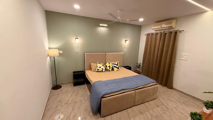 The Regal Retreat – Your Cozy 1bhk Studio Getaway - Bhuj