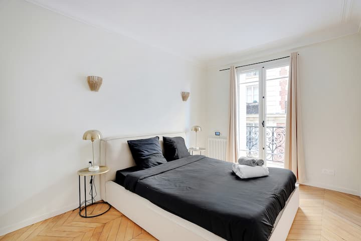 Standing Arc De Triomphe Tour Eiffel Paris - Pariisi