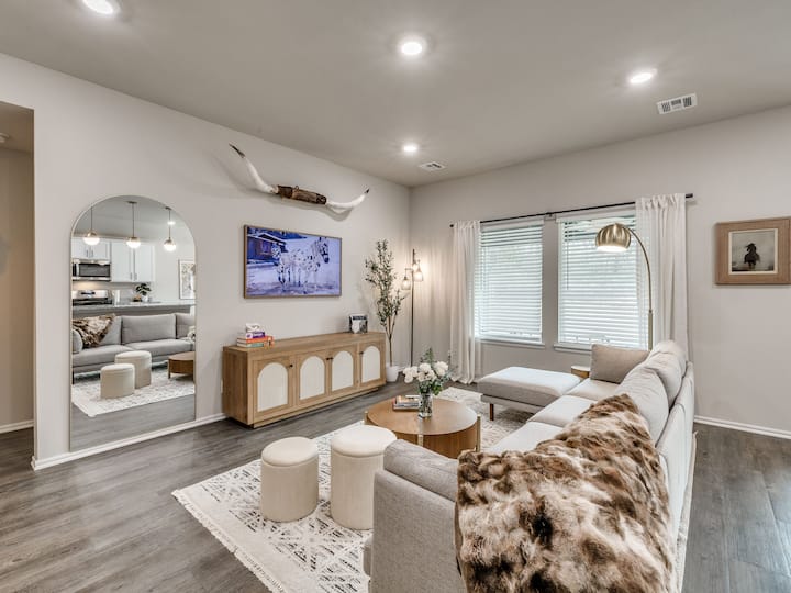 New Luxe Equestrian-chic Home Near Downtown - Tulsa, OK