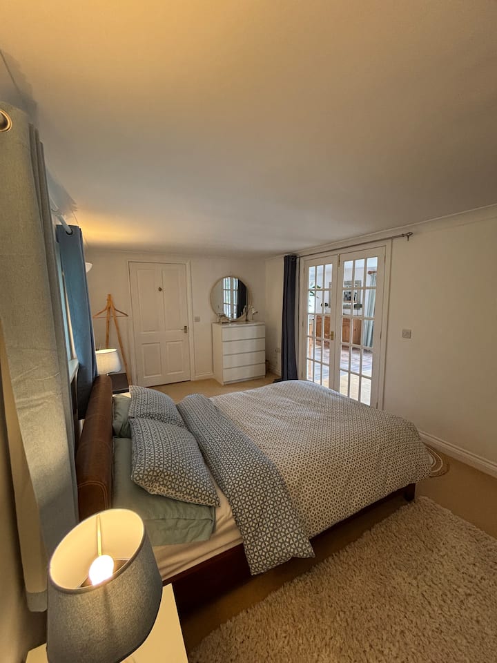 Rural Bolt Hole In Wiltshire Countryside - Amesbury