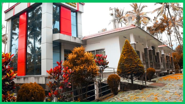 Located Near The Captivating Sandalwood Forest - Marayoor